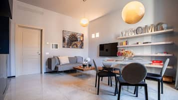 Apartamento, Vista para a cidade | Sala de estar | Televisor de 30 polegadas com canais digitais