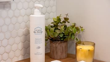 Apartamento, Vista para a cidade | Roupa de alta qualidade, edredões de penas, ferro/tábua de engomar