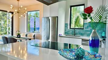 Apartamento, 2 quartos, sacada, vista para o jardim | Sala de jantar