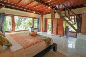 Quarto Familiar | Secretária, Wi-fi grátis, roupa de cama fornecida 