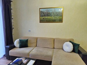 Apartamento Clássico, varanda, vista para o pátio | Sala de estar | Televisor LCD de 40 polegadas com canais digitais 