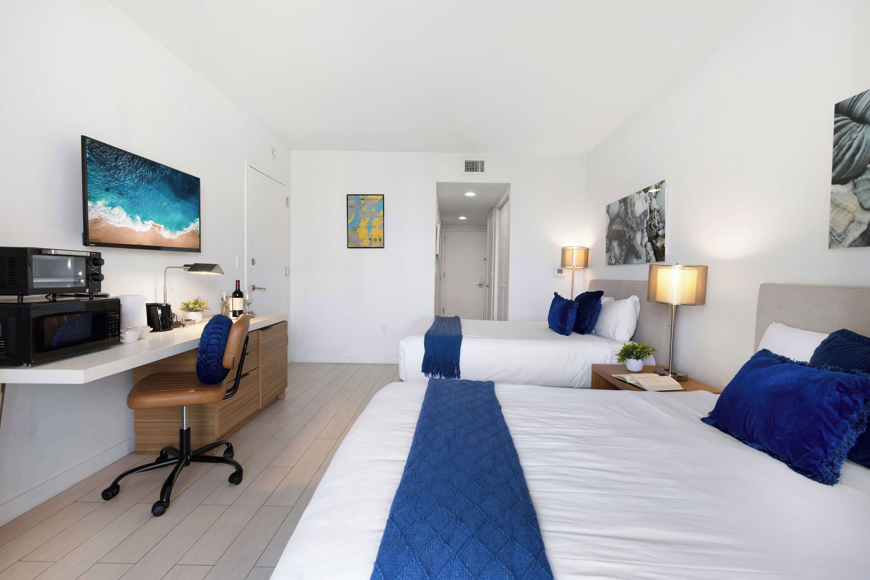 Spectacular Studio, Amazing Amenities + Pool - Hallandale, FL