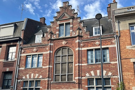 Exterior. Equilibrium Family House by E