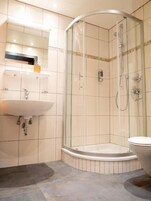 Um polibã, um secador de cabelo, toalhas fornecidas, sabão 