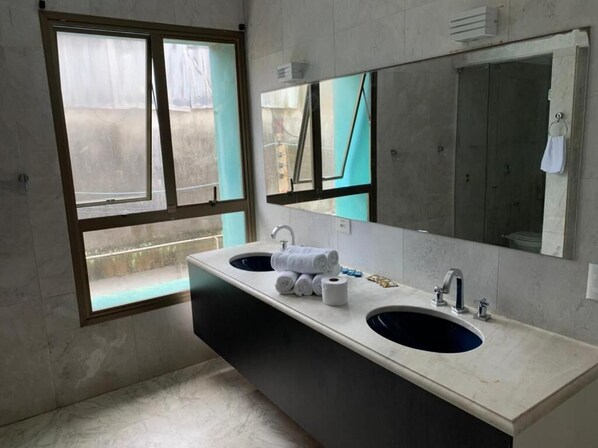 Suite Familiar, varanda, vista para o mar | Cortinas/cortinados opacos, ferro/tábua de engomar, Wi-fi grátis