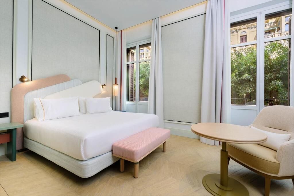 Minibar, cofre no quarto, secretária, quartos insonorizados 