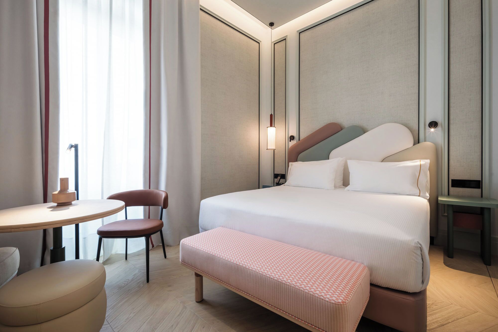 Minibar, cofre no quarto, secretária, quartos insonorizados 