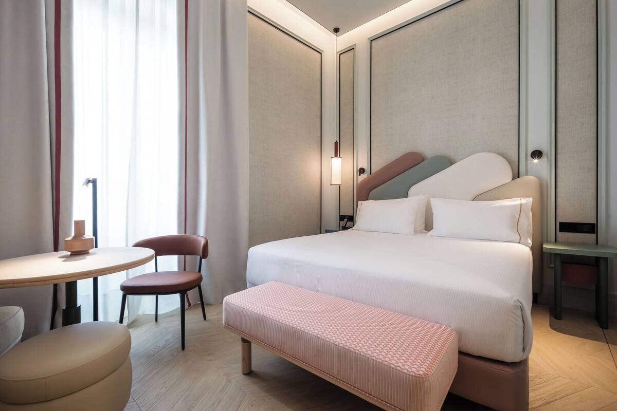 Frigobar, cofres nos quartos, escrivaninha, quartos à prova de som