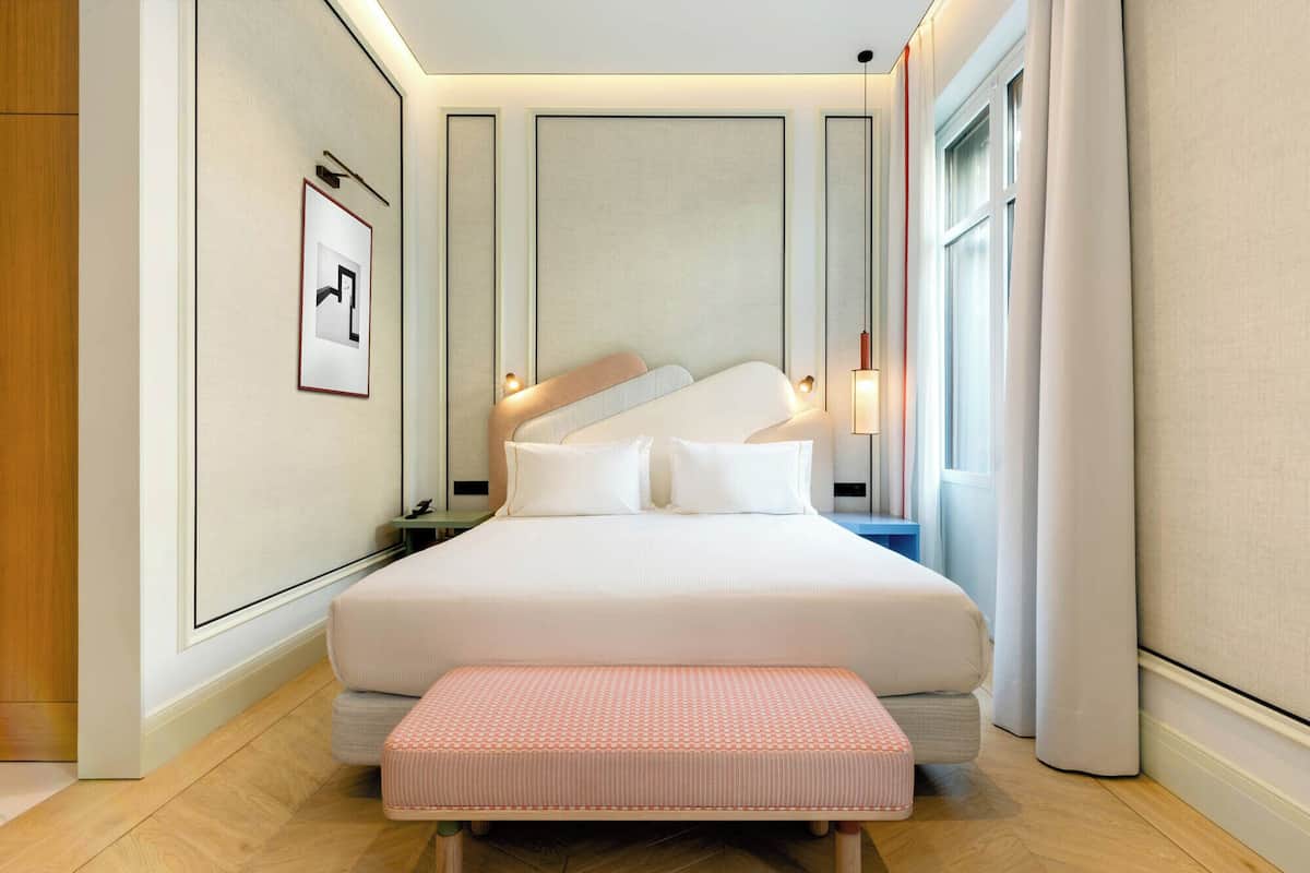 Quarto solteiro luxo, 1 cama King | Frigobar, cofres nos quartos, escrivaninha, quartos à prova de som