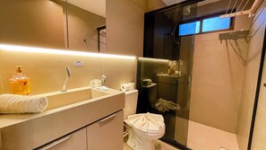 Apartamento clássico | Banheiro | Secador de cabelo, toalhas de banho, sabonete, shampoo