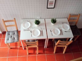Apartamento família | Área de estar | TV de tela plana