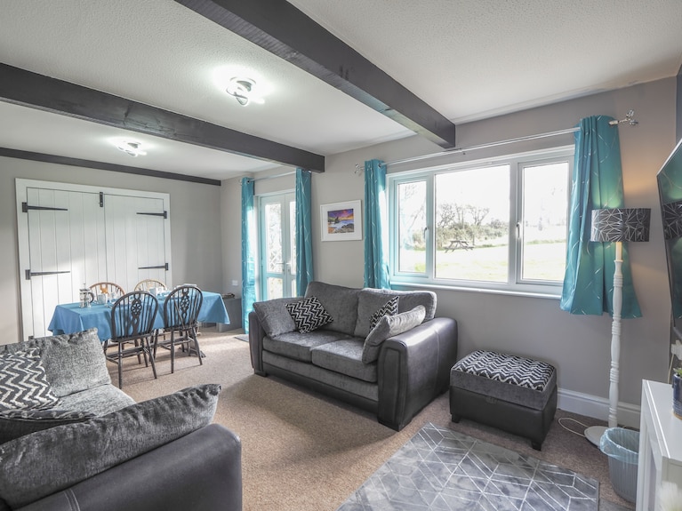 Family Friendly, Dog Friendly Cottage, Seasonal Outdoor Heated Pool, Footgolf Course, Games Field. - Saint Dogmaels