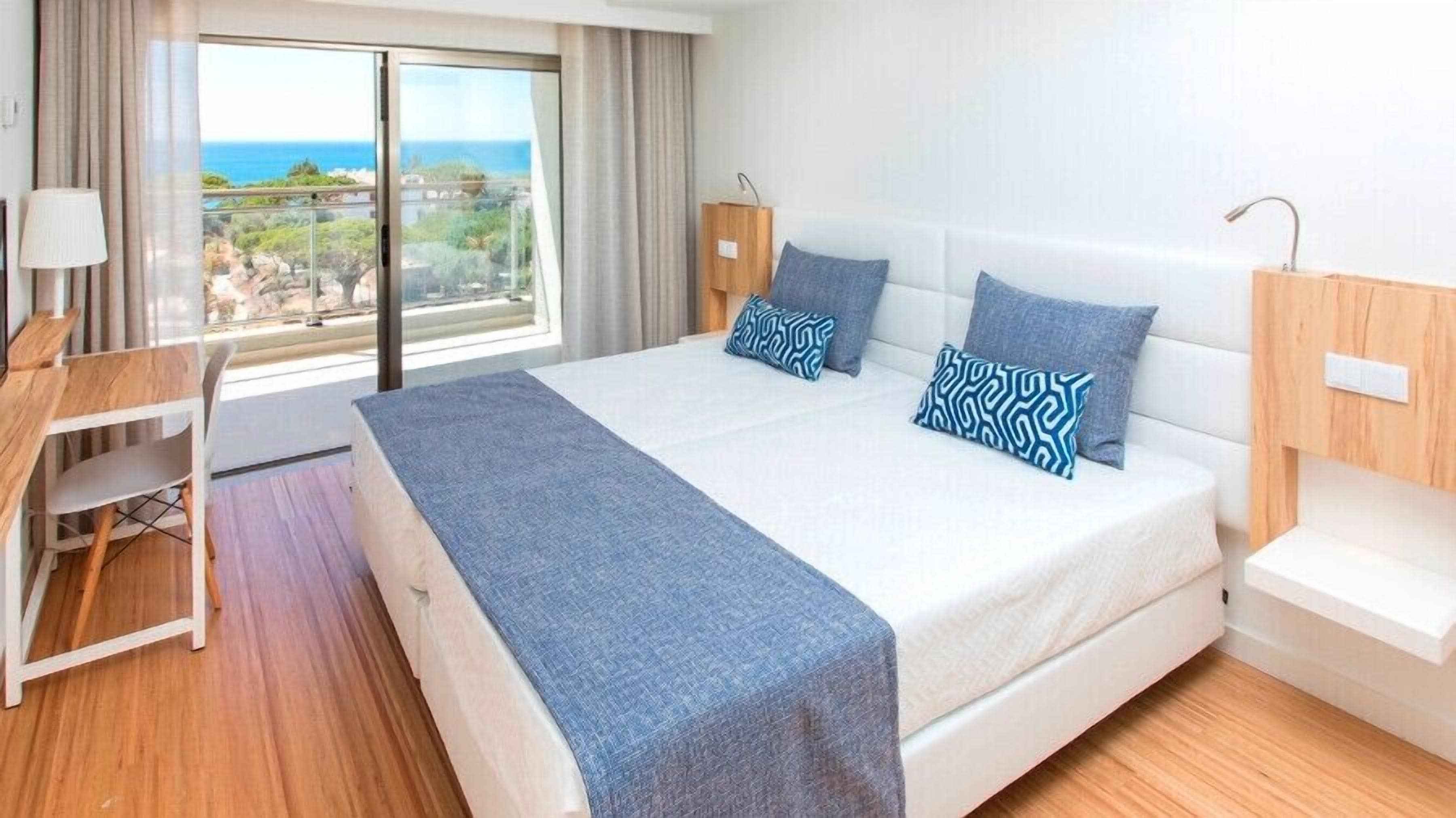 Apartamento Superior, 1 quarto, vista para o mar | Cofre no quarto, ferro/tábua de engomar 