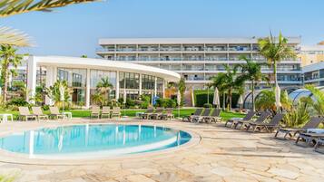 Piscina interior, 3 piscinas exteriores