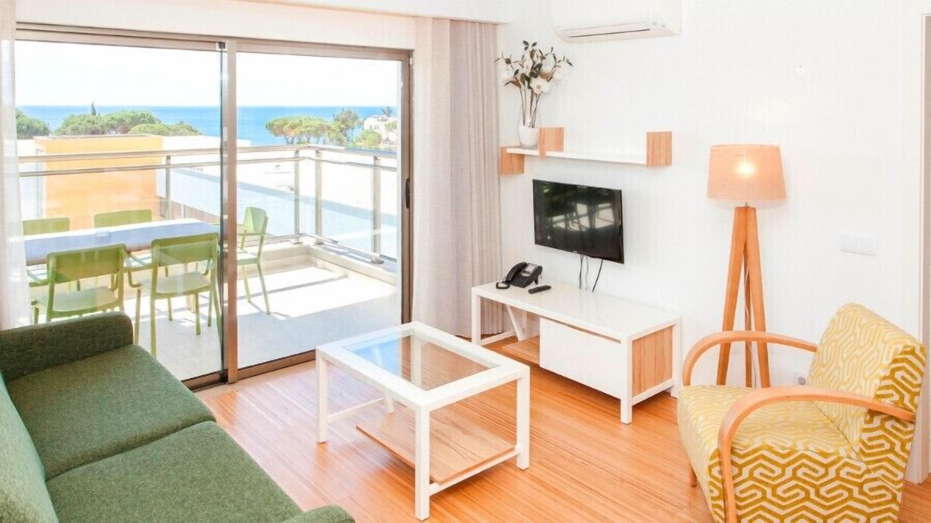 Apartamento Superior, 2 quartos, vista para o mar | Cofre no quarto, ferro/tábua de engomar 
