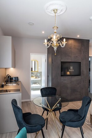 Villa - Superior Triple Studio (Ground floor) | Sala de estar | Televisor LED de 38 polegadas com canais por cabo 