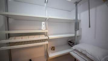 Apartamento, 1 quarto, Vista para a cidade | Secretária, cortinas/cortinados opacos, ferro/tábua de engomar