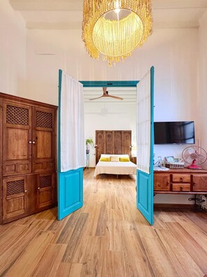 Apartamento Deluxe, Vista para a cidade | Sala de estar | Livros 