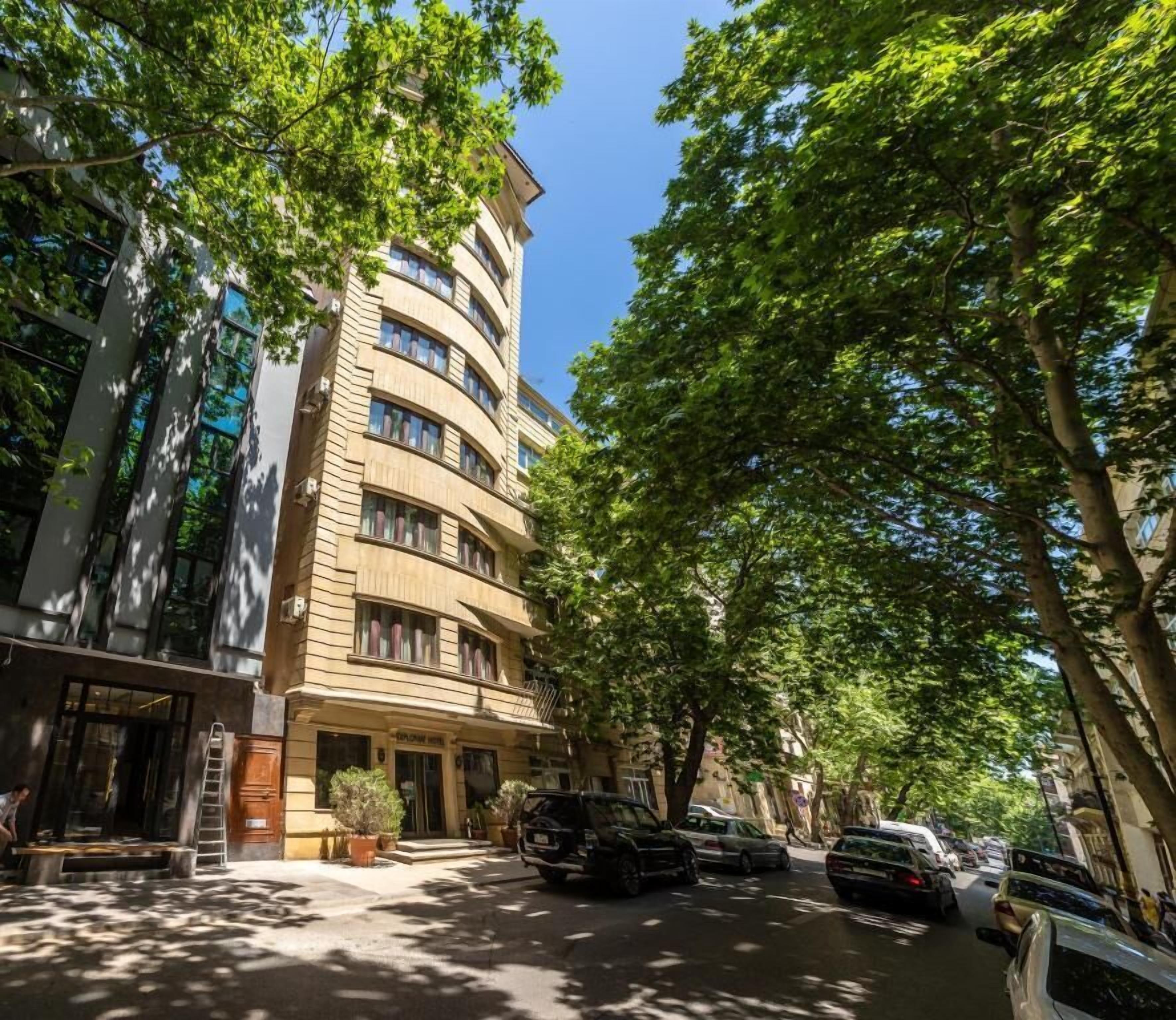 Fachada do alojamento (tarde/noite)