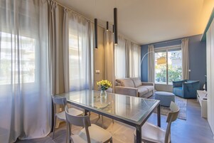 Apartamento, 1 cama queen-size e sofá-cama, varanda | Sala de jantar