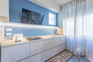 Apartamento, 1 cama Queen e sofá-cama, sacada | Cozinha privada | Geladeira, micro-ondas, fogão, cooktop