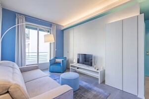 Apartamento, 1 cama queen-size e sofá-cama, varanda | Sala de estar | Televisor de 30 polegadas com canais via satélite 