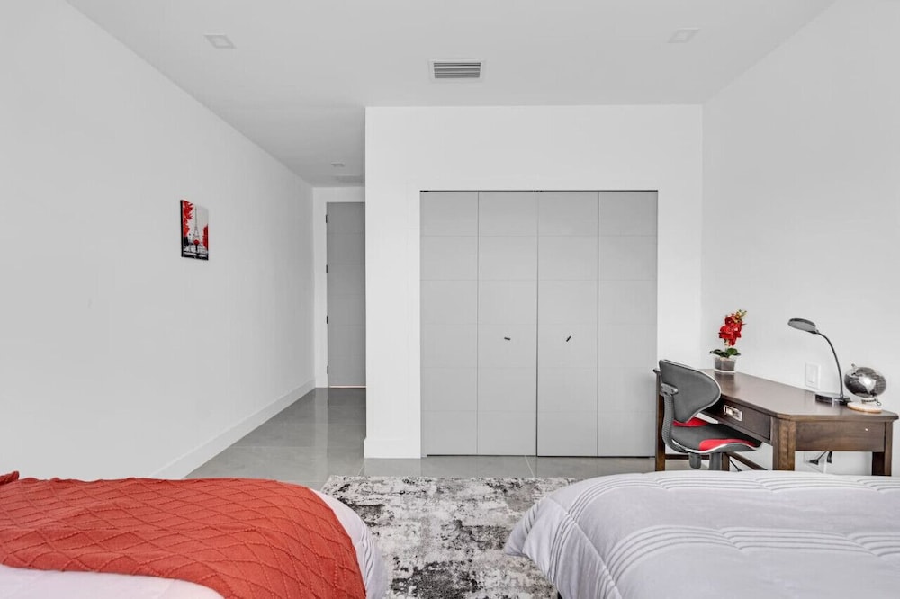 Luxury House 10 Ppl 3 mins with Pool & Parking - Miami | Vrbo