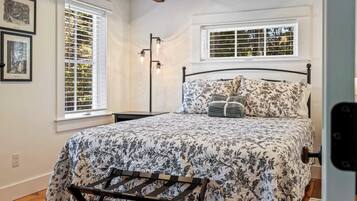 Casa, várias camas, varanda, vista para o jardim (Pepperrell Place) | 3 quartos, individualmente decorados, individualmente mobiliados