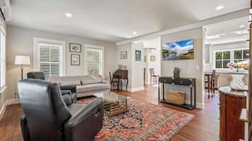 Casa, várias camas, varanda, vista para o jardim (Pepperrell Place) | Área de estar