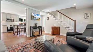 Casa, várias camas, varanda, vista para o jardim (Pepperrell Place) | Área de estar