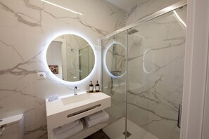 Um polibã, um secador de cabelo, toalhas fornecidas, sabão 