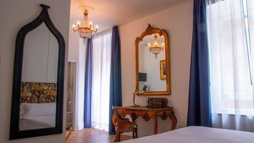 Cofres nos quartos, escrivaninha, cortinas blackout, Wi-Fi de cortesia