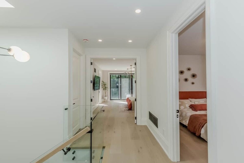 Spacious 5-Bedroom High Park House with Entertainment Reviews, Deals ...