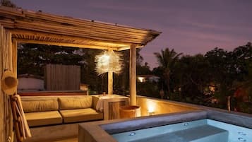 Suite Deluxe, piscina privativa | Cofre no quarto, ferro/tábua de engomar, Wi-fi grátis