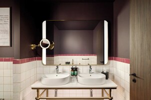Quarto luxo, 1 cama King | Banheiro | Produtos de toalete grátis, secador de cabelo