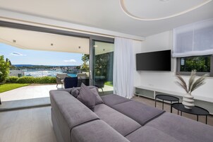 Apartamento, vista para o mar | Sala de estar | TV de ecrã plano