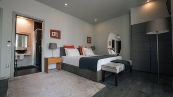 Quarto Duplo ou Twin Comfort, varanda, vista para o pátio | Minibar, Wi-fi grátis, roupa de cama fornecida