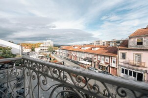 Quarto Duplo ou Twin Deluxe, varanda, Vista para a cidade | Wi-fi grátis 