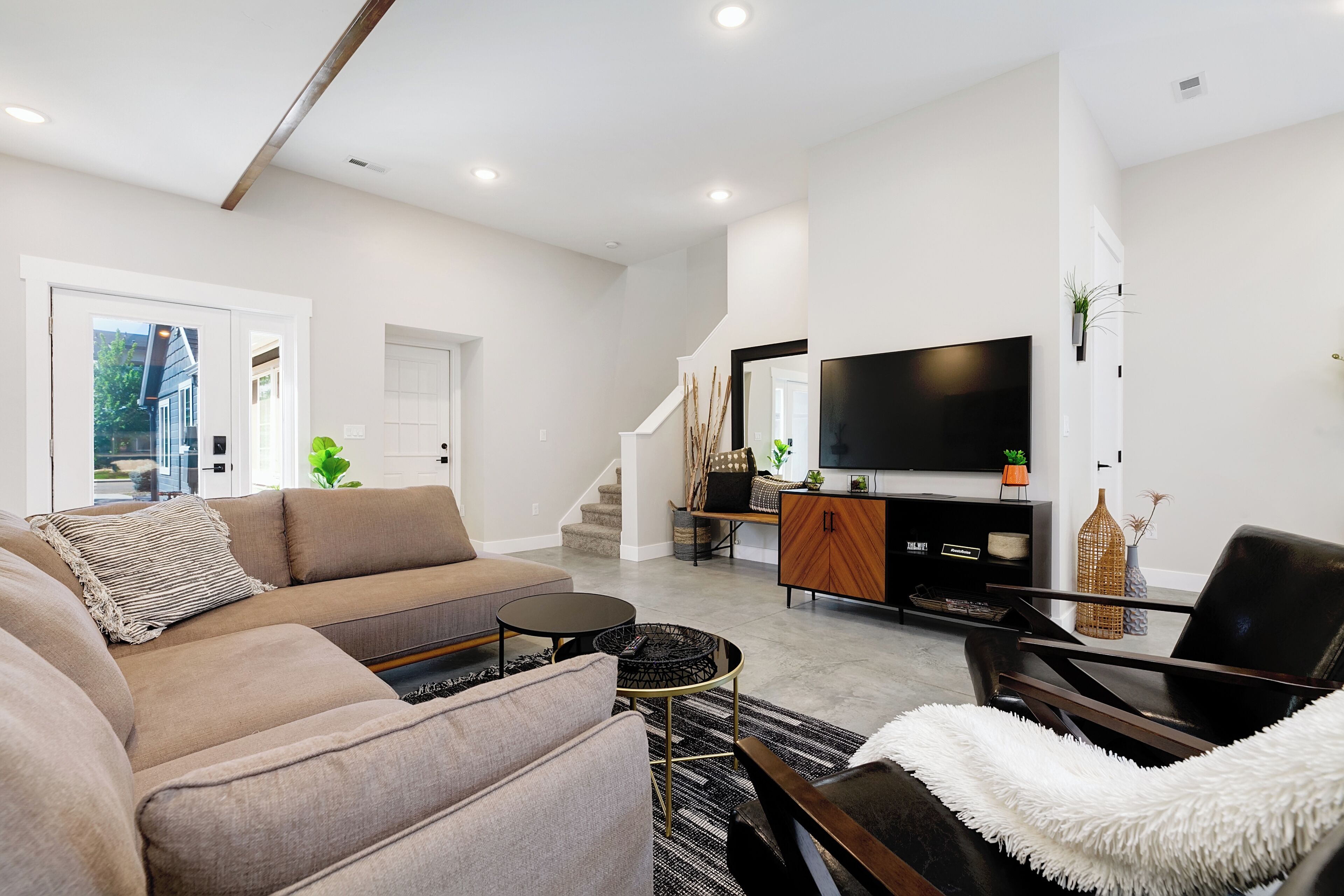 The Cottage & Villa Combined To Make A 5 Bedroom, 3.5 Bath Stay That Sleeps 12 . Great For Weddings And Local Events, Parents Weekends, Photo Shoots, And Family Gatherings - Aquarium of Boise, Boise