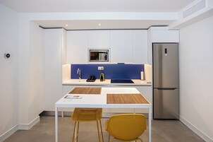 Apartamento luxo, sacada, vista para a cidade | Cozinha privada | Geladeira, micro-ondas, talheres/pratos/utensílios de cozinha