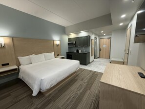 Suite, 1 cama king-size, não fumadores, kitchenette (with Sofabed) | Roupa hipoalergénica, secretária, cortinas/cortinados opacos 