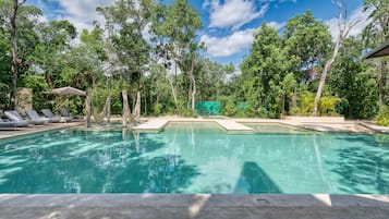 Piscina externa, espreguiçadeiras