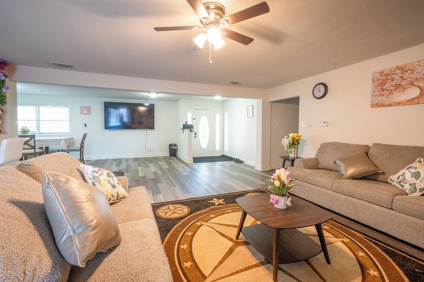 Casa Grande Central 4br Retreat 8 Min Att Stadium - Grand Central Park, Grand Prairie