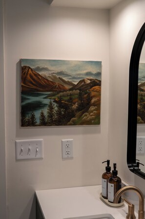 Quarto Individual Deluxe | Casa de banho | Um secador de cabelo, toalhas fornecidas, sabão, champô 