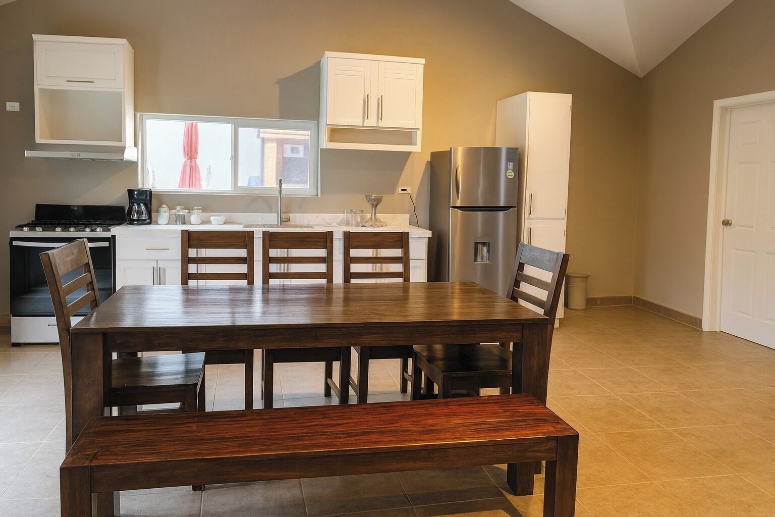 Vila família, vista para a cidade | Área de estar | Smart TV 55 polegadas com canais a cabo