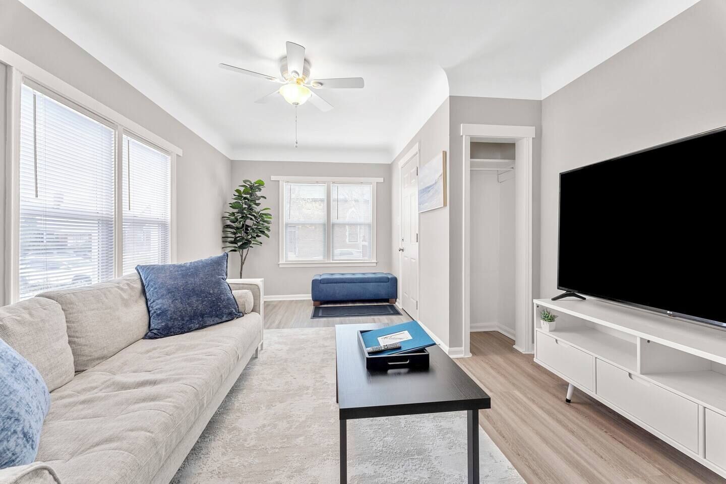 Modern Downtown Getaway 1 Queen Bed 1 Bath 65` Tv - Gibraltar, MI