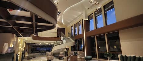 2 bares/lounges, um bar junto à piscina, um bar de praia