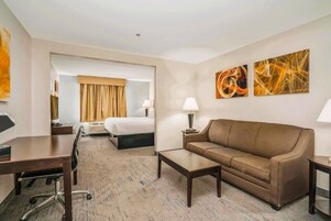 Suite-Estúdio Deluxe, 1 cama king-size e sofá-cama | Secretária, cortinas/cortinados opacos, ferro/tábua de engomar 