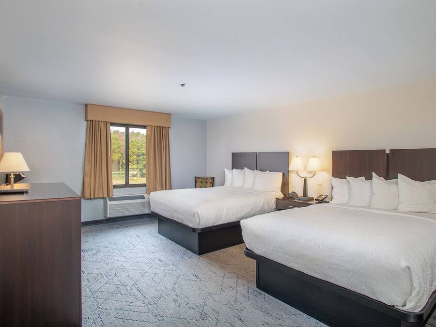 Quarto Deluxe, 2 camas queen-size, não fumadores | Secretária, cortinas/cortinados opacos, ferro/tábua de engomar