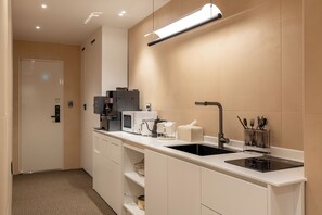 Micro-ondas, cooktop, talheres/pratos/utensílios de cozinha